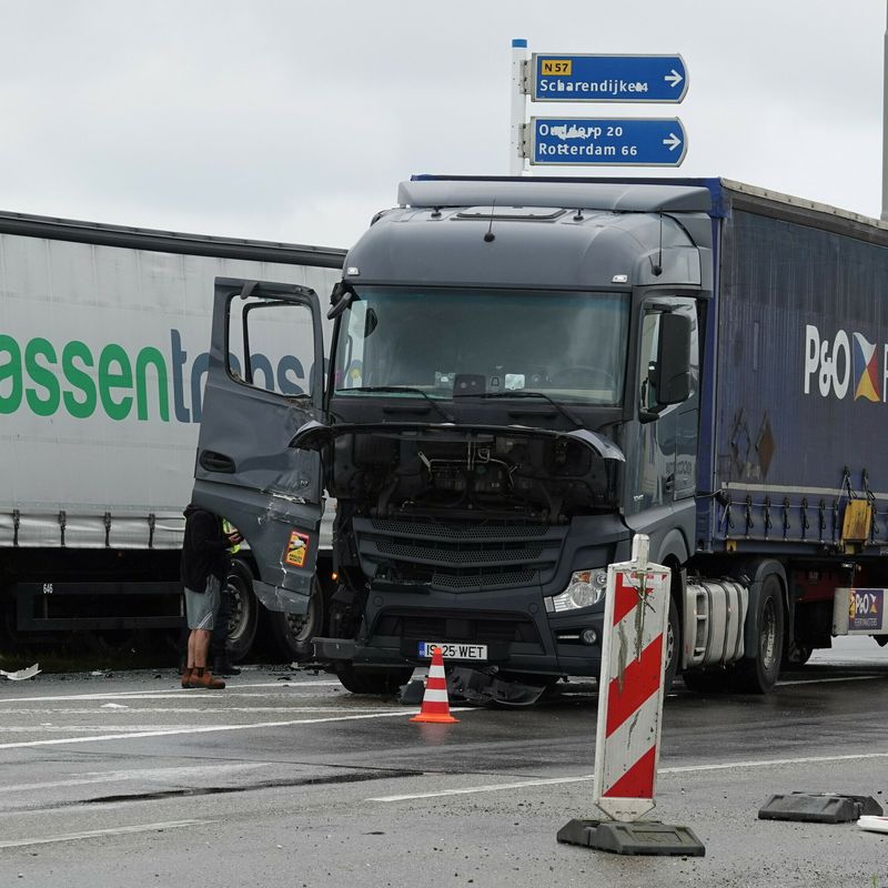 Twee vrachtwagens botsen op elkaar in Serooskerke op Schouwen-Duiveland - Omroep Zeeland