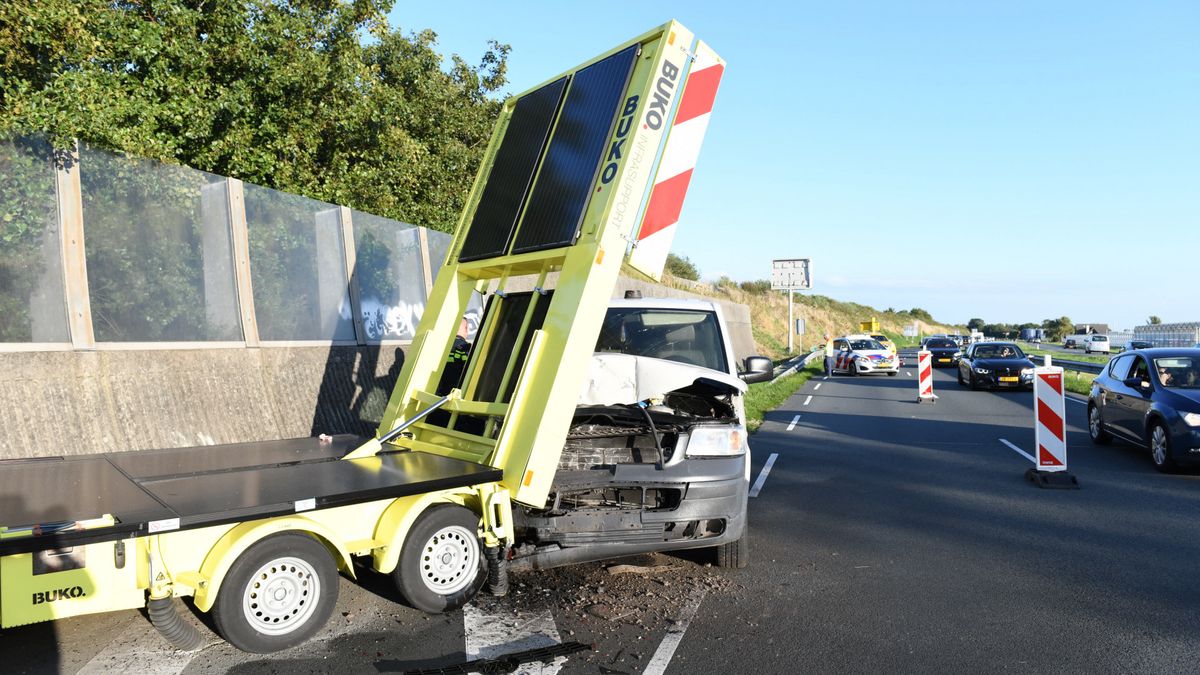 112 nieuws | Bestelbus knalt op pijlwagen - Woningoverval in Den Haag - Omroep West
