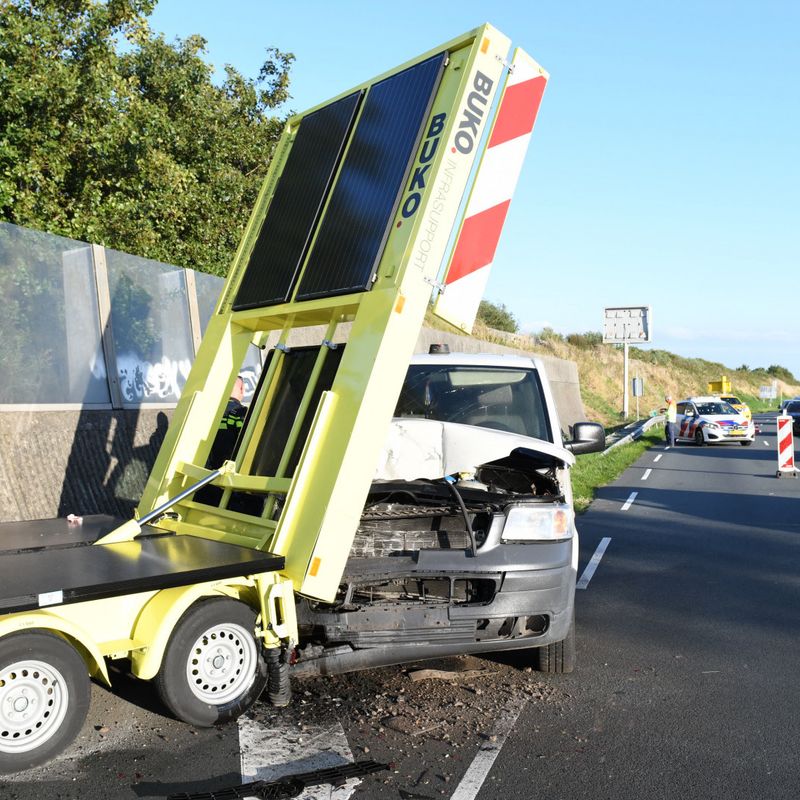 112 nieuws | Bestelbus knalt op pijlwagen - Woningoverval in Den Haag - Omroep West