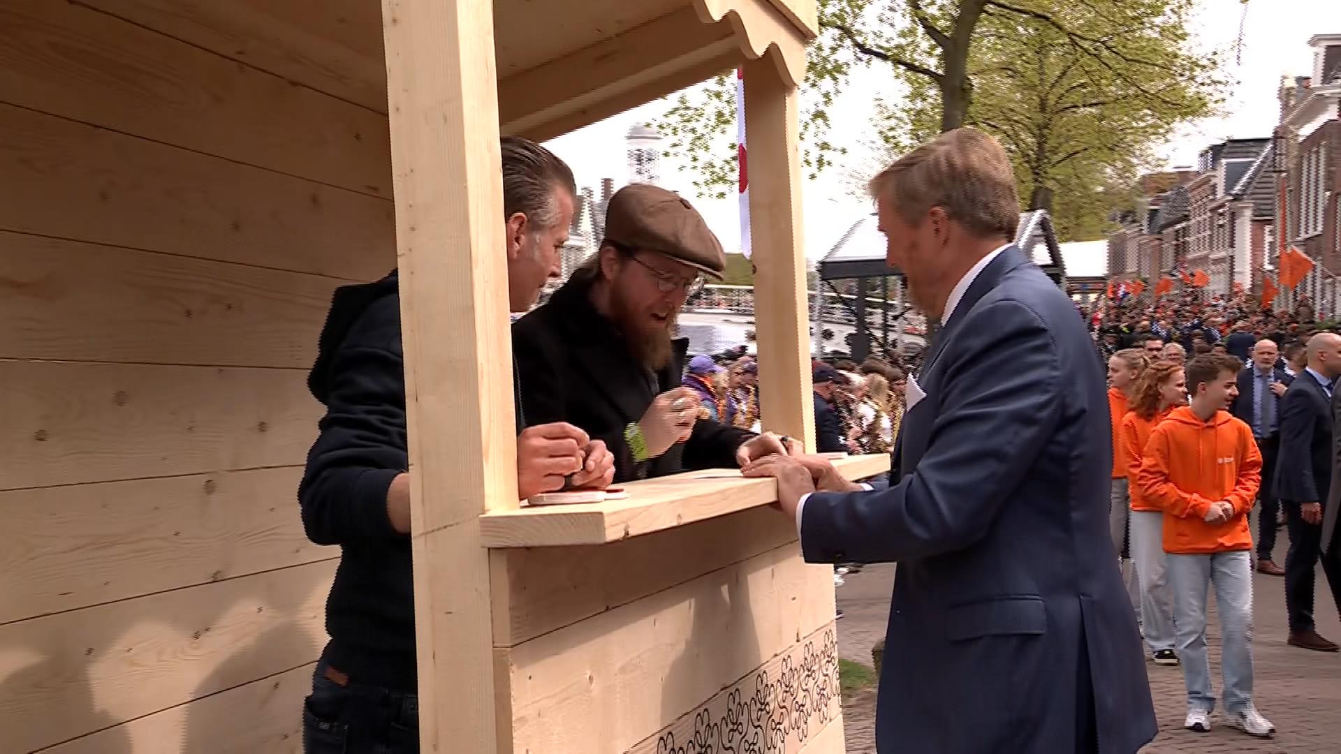 Willem-Alexander heeft plezier bij zijn tweede Elfstedentocht: "Waar is ...