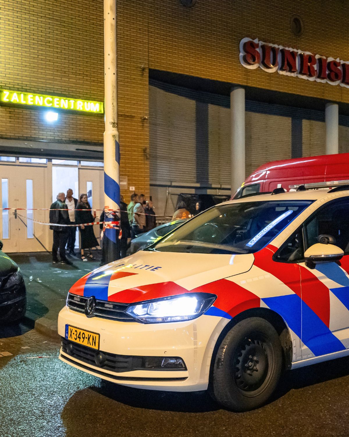 Gewonde na steekpartij bij partycentrum Sunrise; politie houdt verdachten aan - Rijnmond