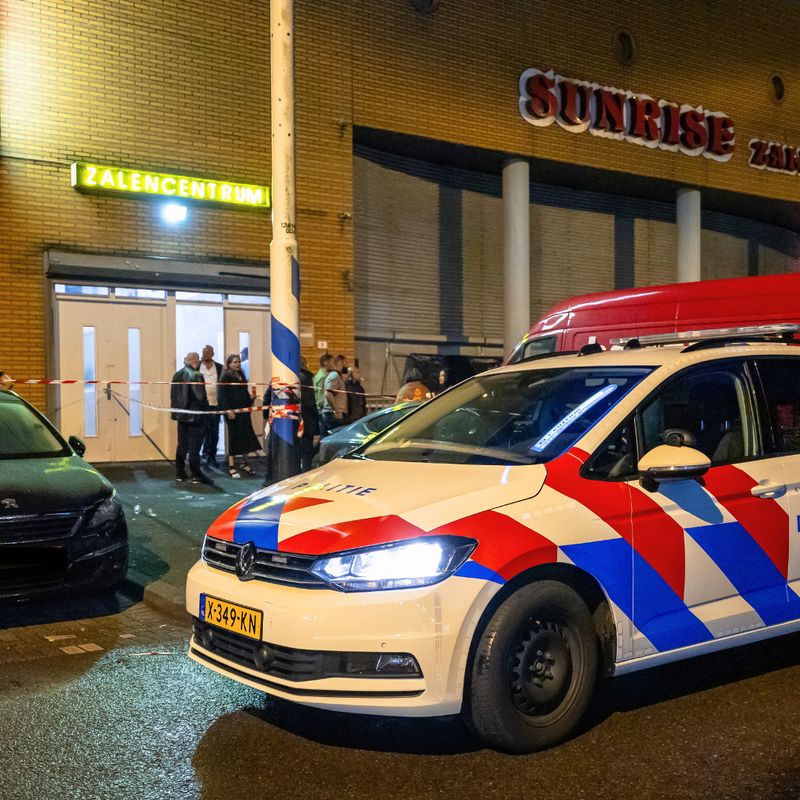 Gewonde na steekpartij bij partycentrum Sunrise; politie houdt verdachten aan - Rijnmond
