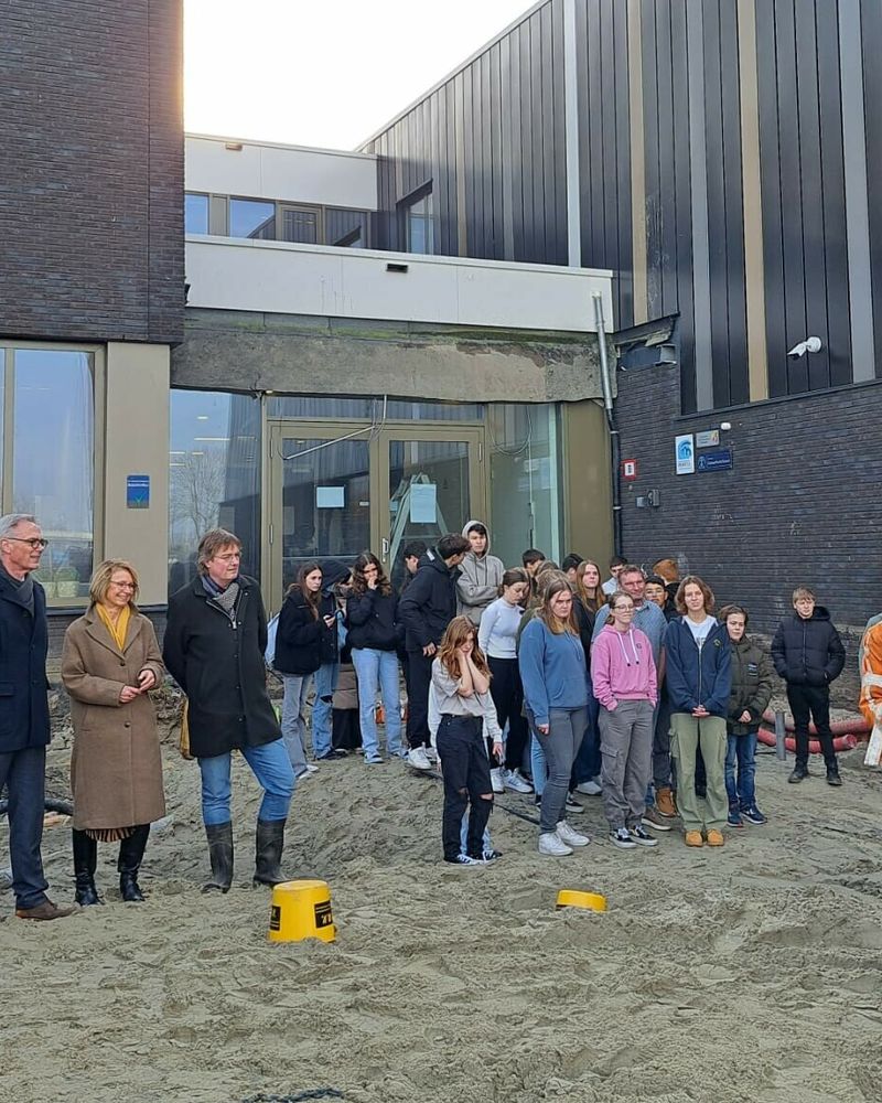 Het Pieter Zeeman Lyceum in Zierikzee breidt uit, vandaag ging de eerste paal de grond in ...