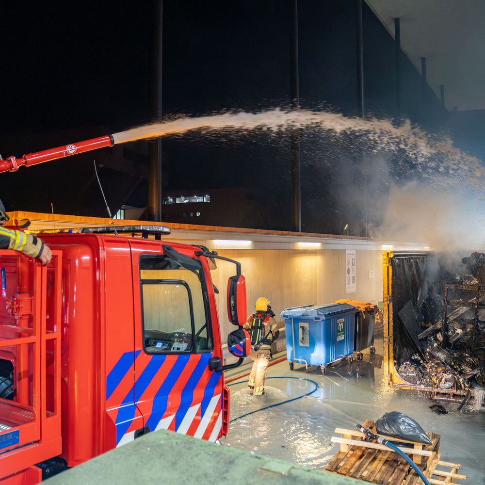 Brandweer verplaatst brand in Deventer om beter te kunnen blussen - Oost