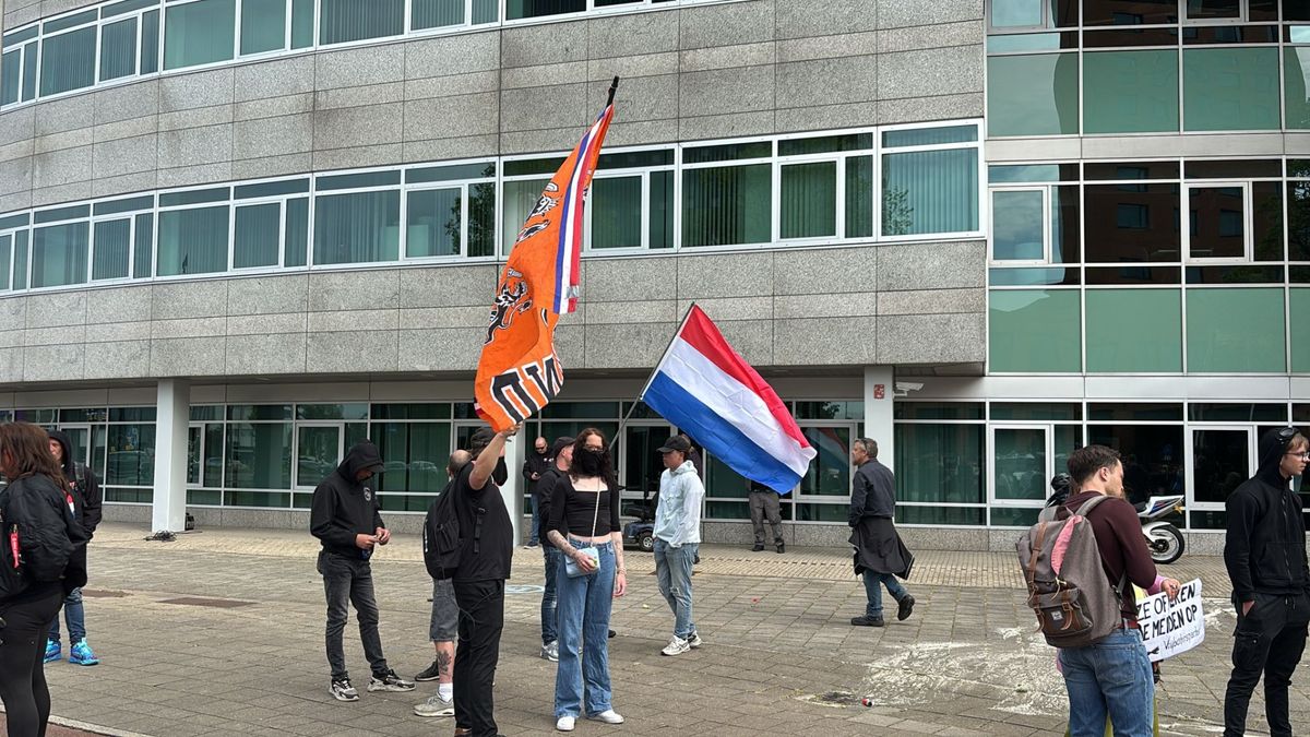 Anti-azc-demonstratie blijft klein, blokkade A12 lukt niet - RTV Utrecht