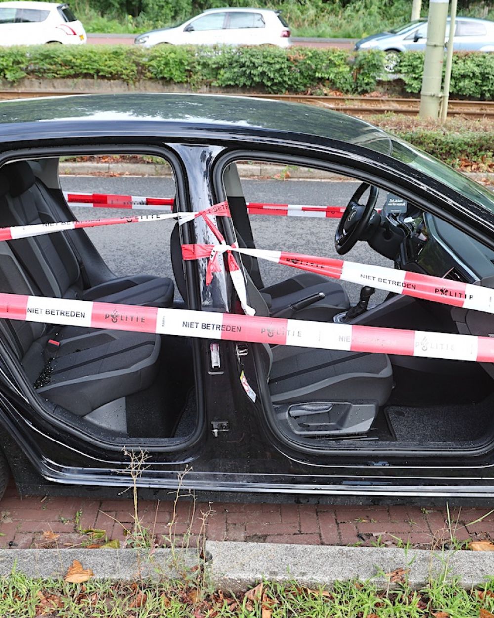 Portieren weg, motorkap foetsie: auto grotendeels gestript - Omroep West