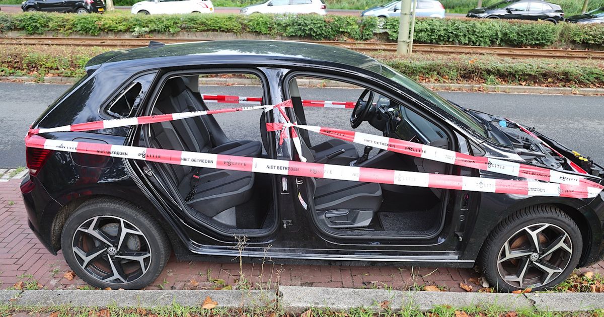 Portieren weg, motorkap foetsie: auto grotendeels gestript - Omroep West