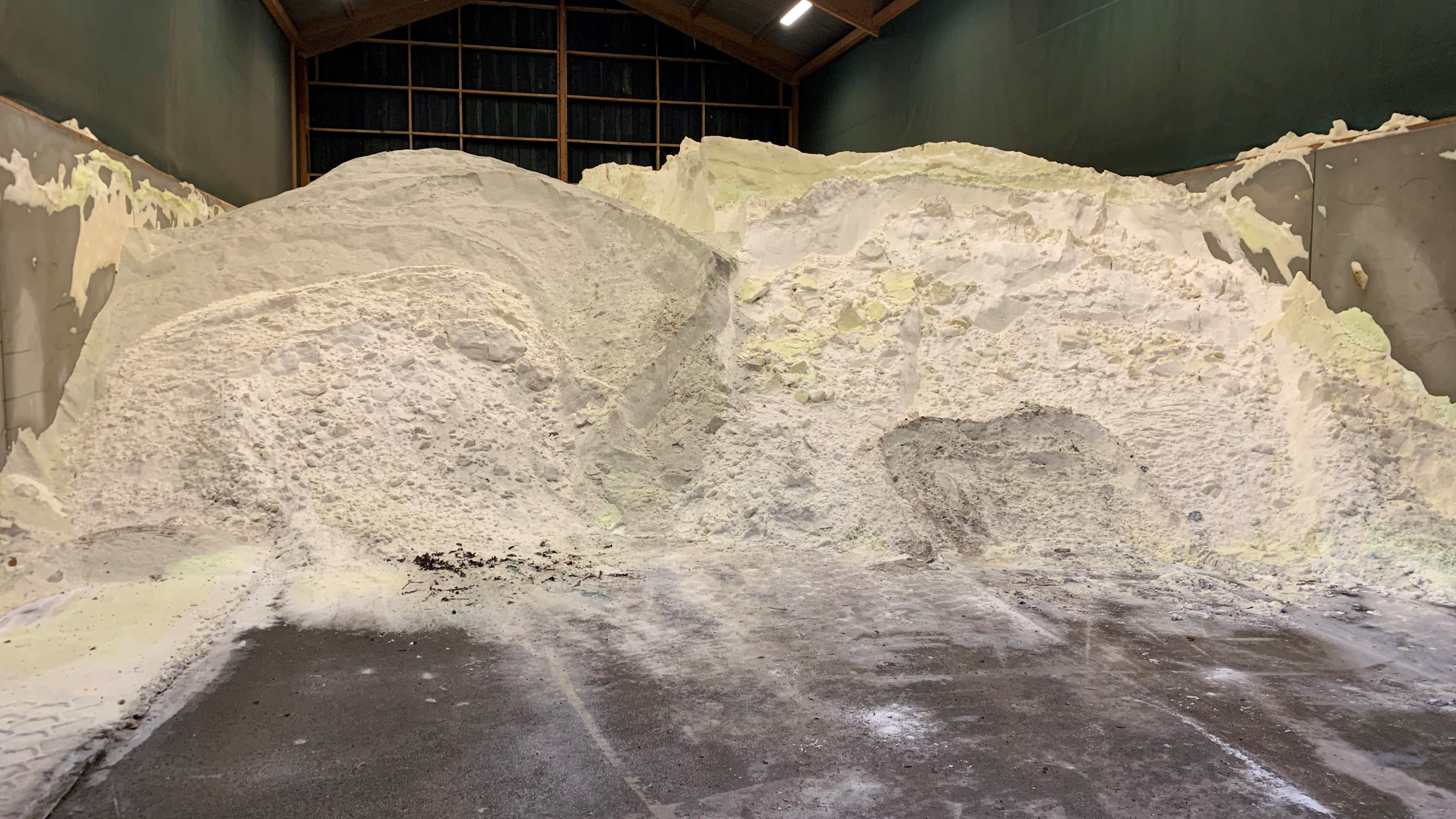 De bergen zout liggen al klaar: gladheidsbestrijding Overijssel wacht ...