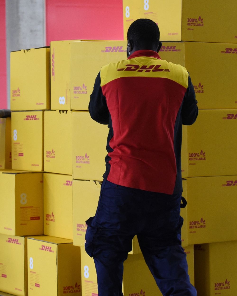 Werknemers DHL Express staken in Noord-Nederland - RTV Noord