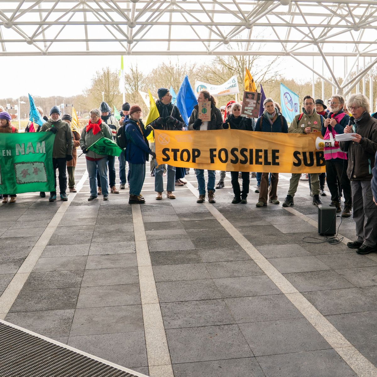 Politie grijpt in als Extinction Rebellion met boterzuur demonstreert ...