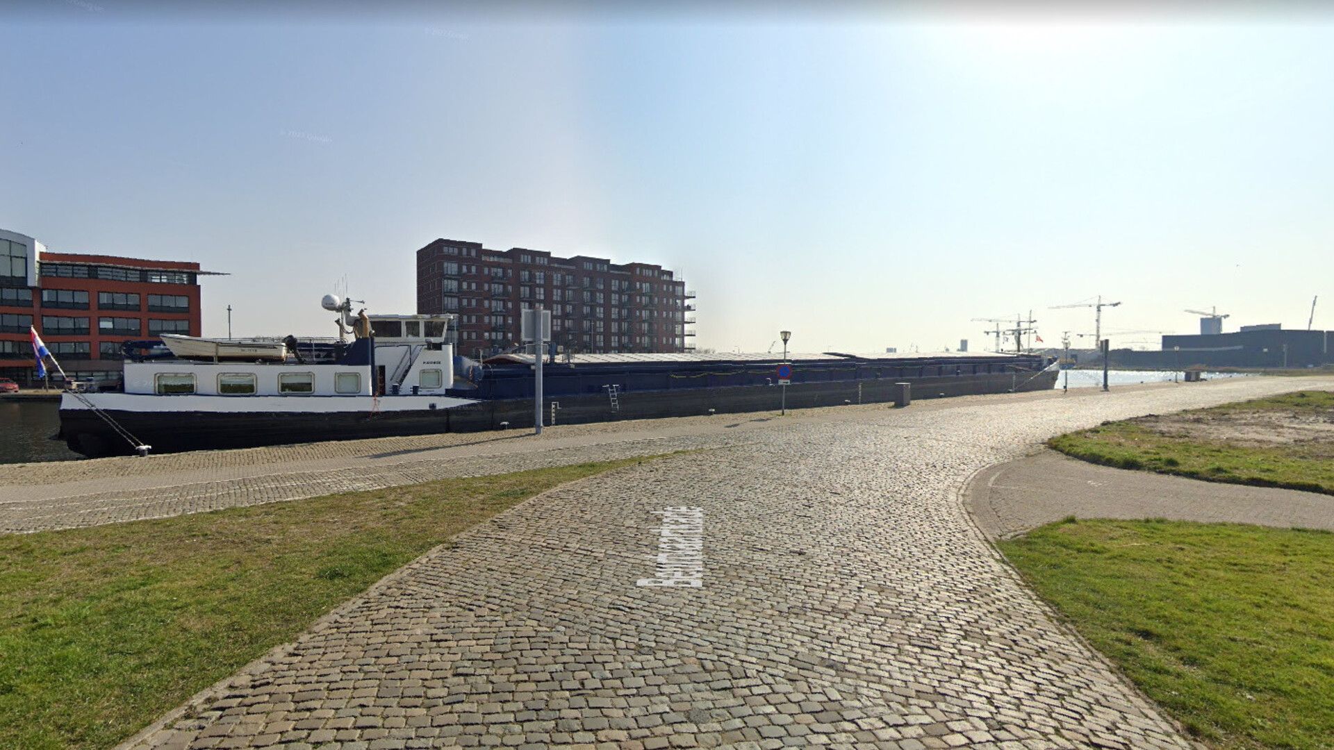 Loopplank rondvaartboot glijdt van kade: vier mensen tussen wal en ...