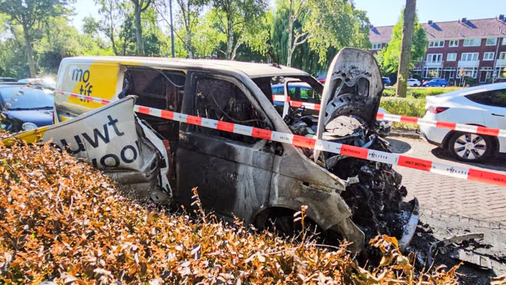 Bouwbedrijf opnieuw doelwit van brand: nu twee busjes in vlammen op ...