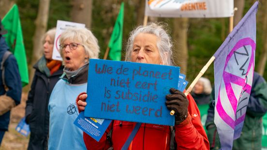 Extinction Rebellion voert actie bij NAM in Assen: 'Ga hier niet mee ...