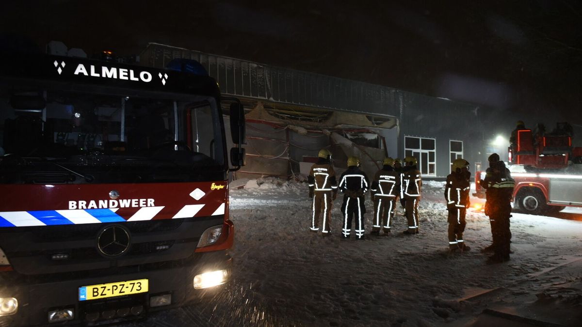 Luifel bij laaddock PostNL in Almelo ingestort door sneeuwval - Oost