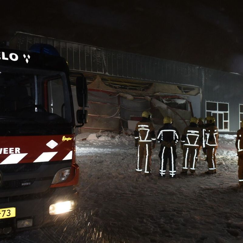 Luifel bij laaddock PostNL in Almelo ingestort door sneeuwval - Oost