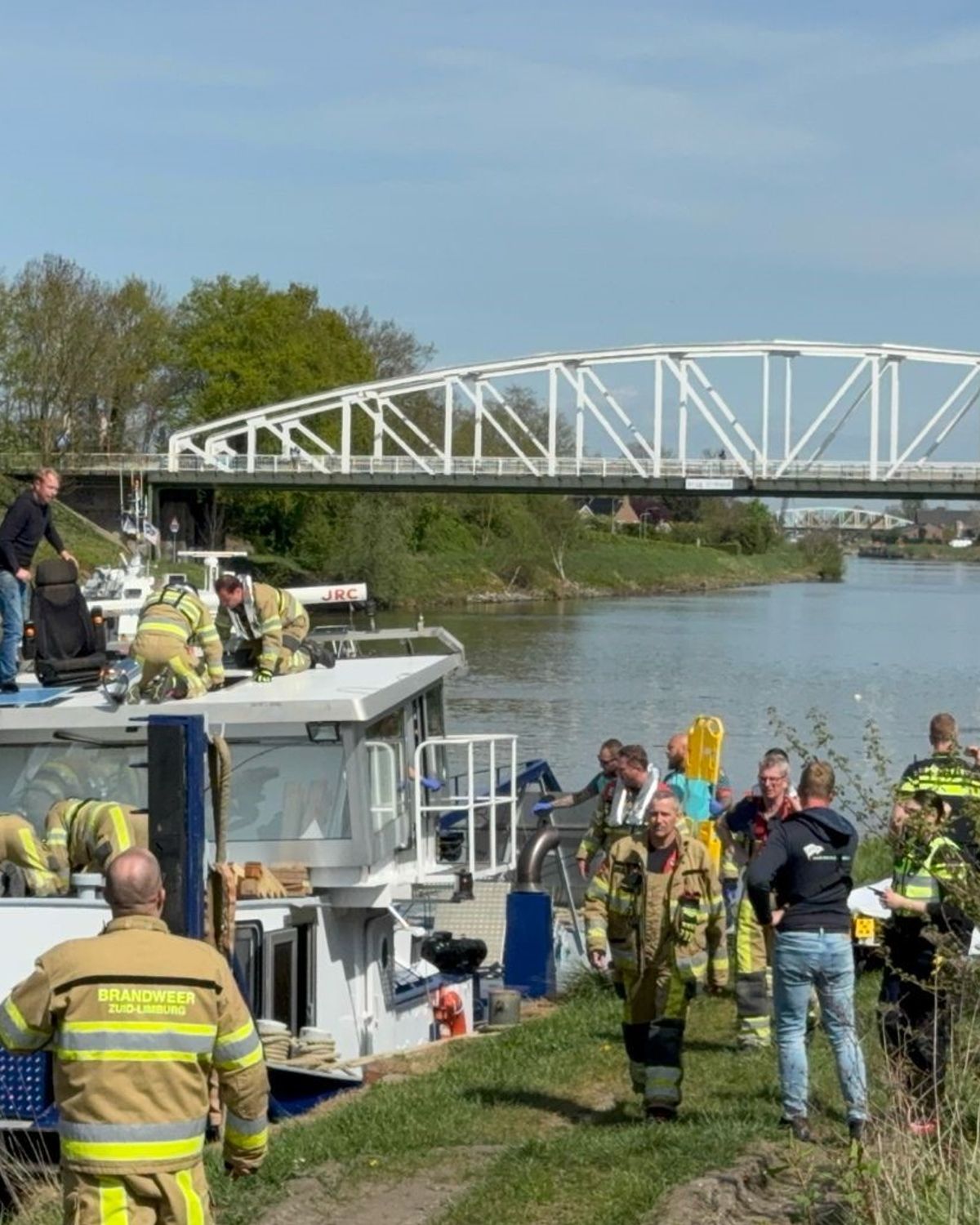 Stuurhut van boot stort in op Julianakanaal: schipper gewond - L1 Nieuws