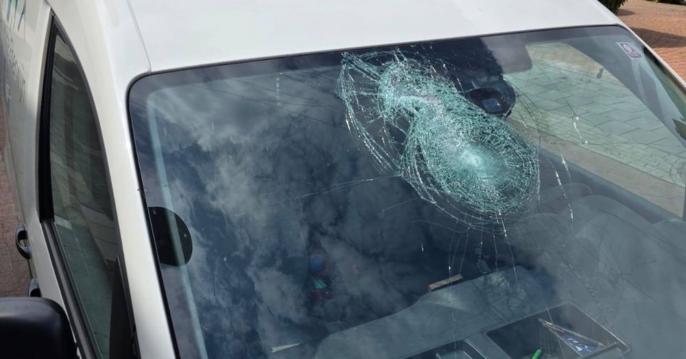 Stenen vanaf viaduct gegooid in Melick: voorruit auto kapot - L1 Nieuws