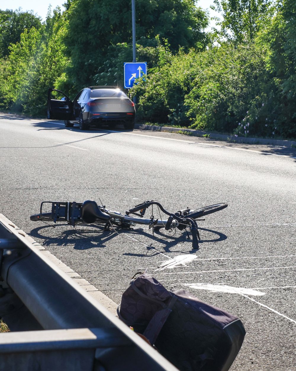 Fietsster (57) overleden na ongeluk op verkeersplein, automobilist (20) aangehouden - Rijnmond