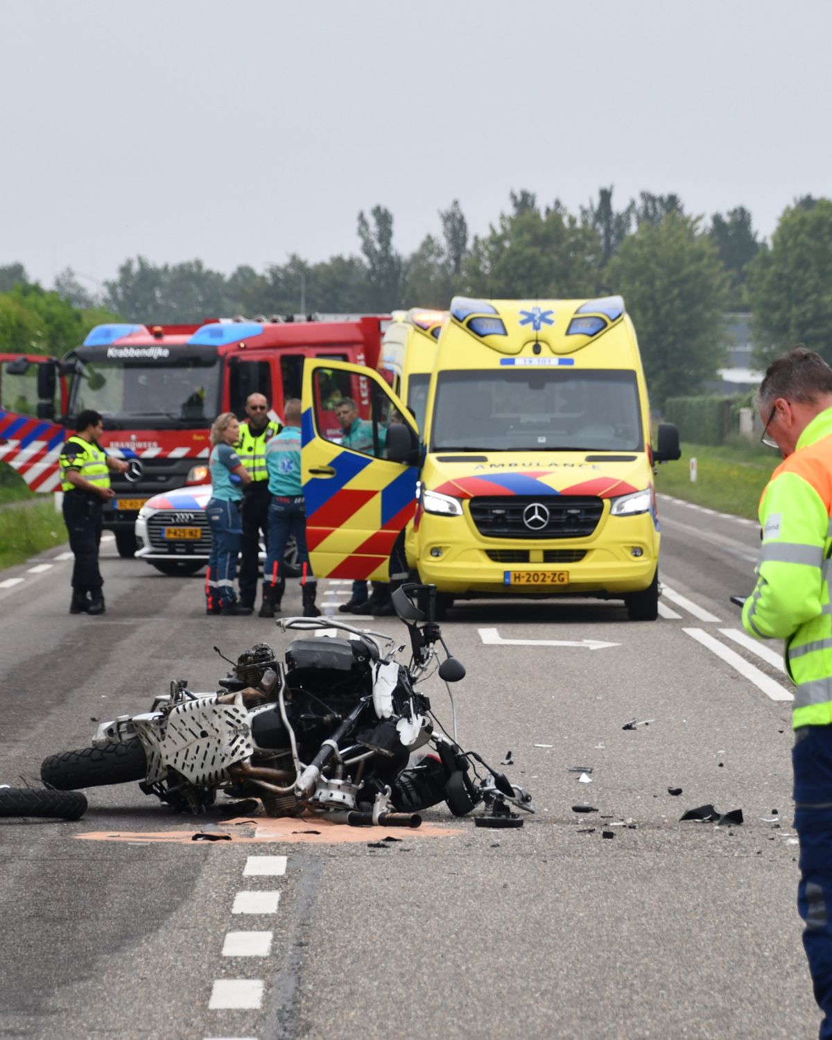 Twee gewonden bij botsing tussen auto en motor in Krabbendijke - Omroep Zeeland