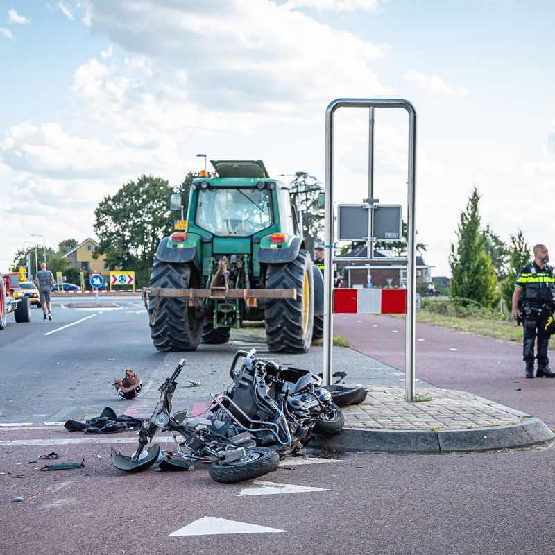 Motorrijder zwaargewond na botsing met trekker - Rijnmond