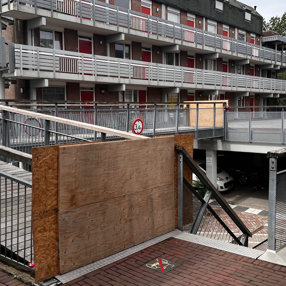 Loopbrug blijkt niet veilig, net als andere brug in wijk - Omroep West