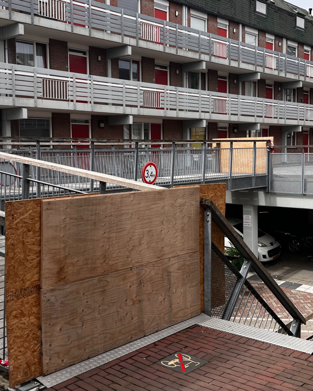 Loopbrug blijkt niet veilig, net als andere brug in wijk - Omroep West