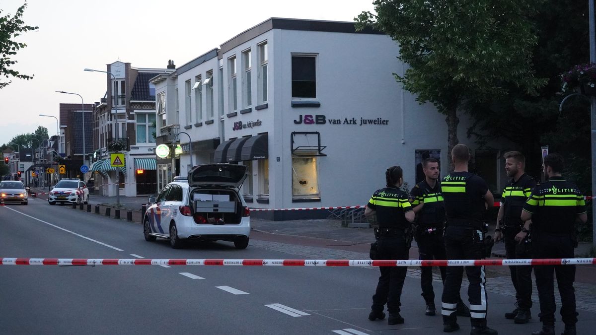 Plofkraak bij juwelier in Stad, daders voortvluchtig: 'Ze hebben een explosief op het raam ...