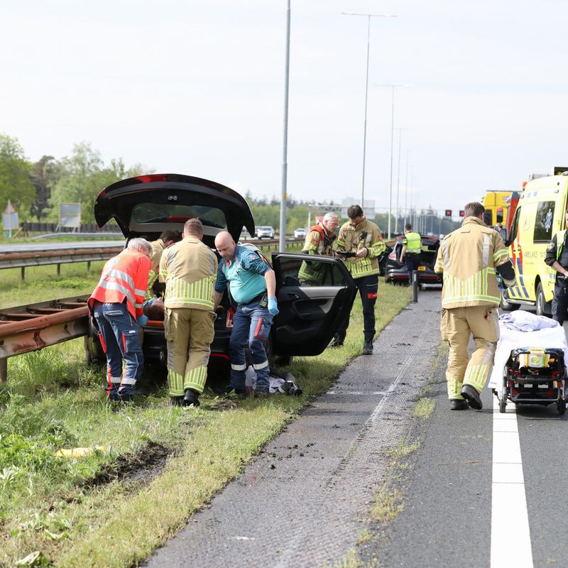 Auto rijdt door berm en eindigt in vangrail op A27 bij Eemnes - RTV Utrecht