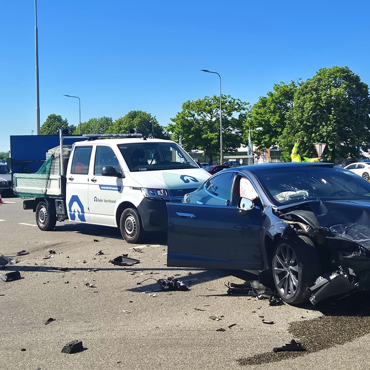 Flinke schade en gewonde na botsing tussen twee auto's - Rijnmond
