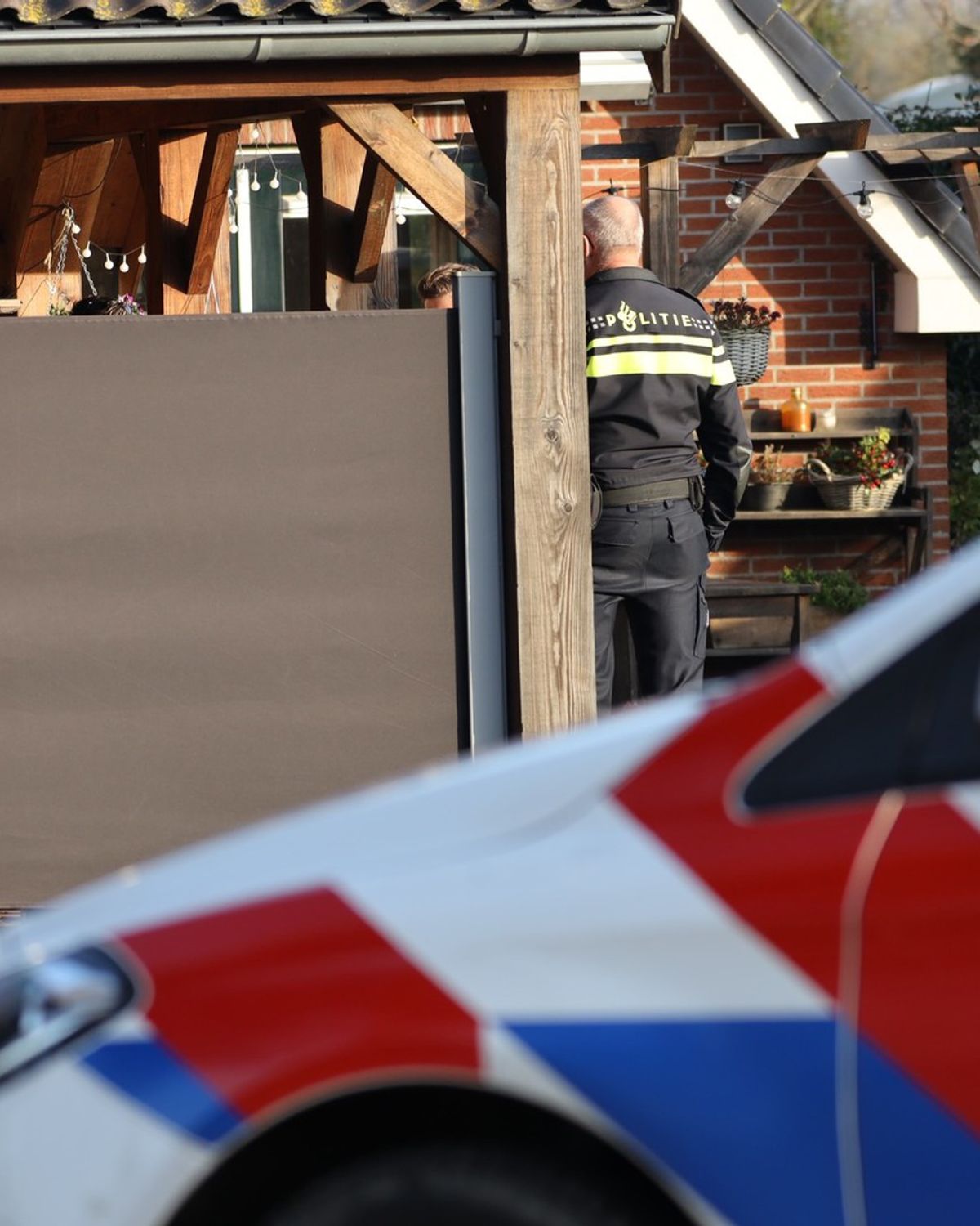 Politie: Explosieve stof aangetroffen in Triemen, bewoner (50) nog niet gesproken - Omrop Fryslân