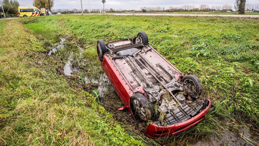 Auto op kop in sloot • auto botst frontaal op aanhanger - Omroep Gelderland