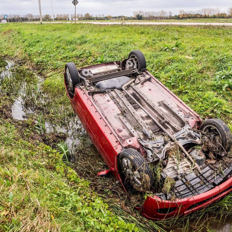 Auto op kop in sloot • auto botst frontaal op aanhanger - Omroep Gelderland