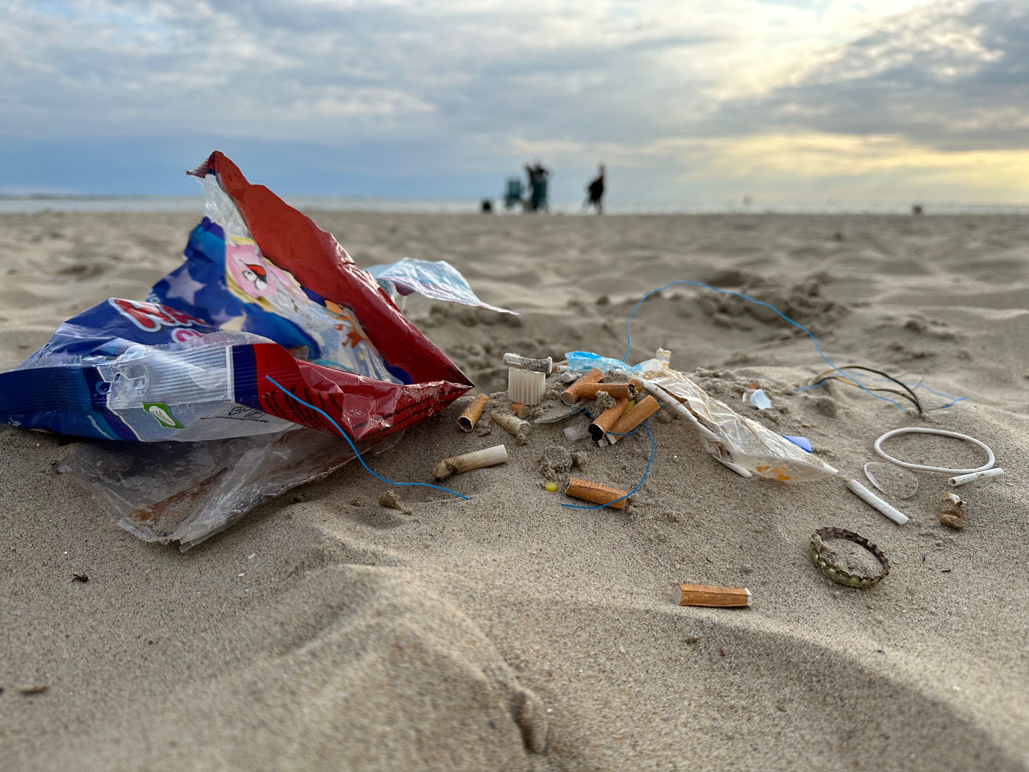 'Stranden steeds schoner', maar afval ligt nog steeds voor het oprapen ...