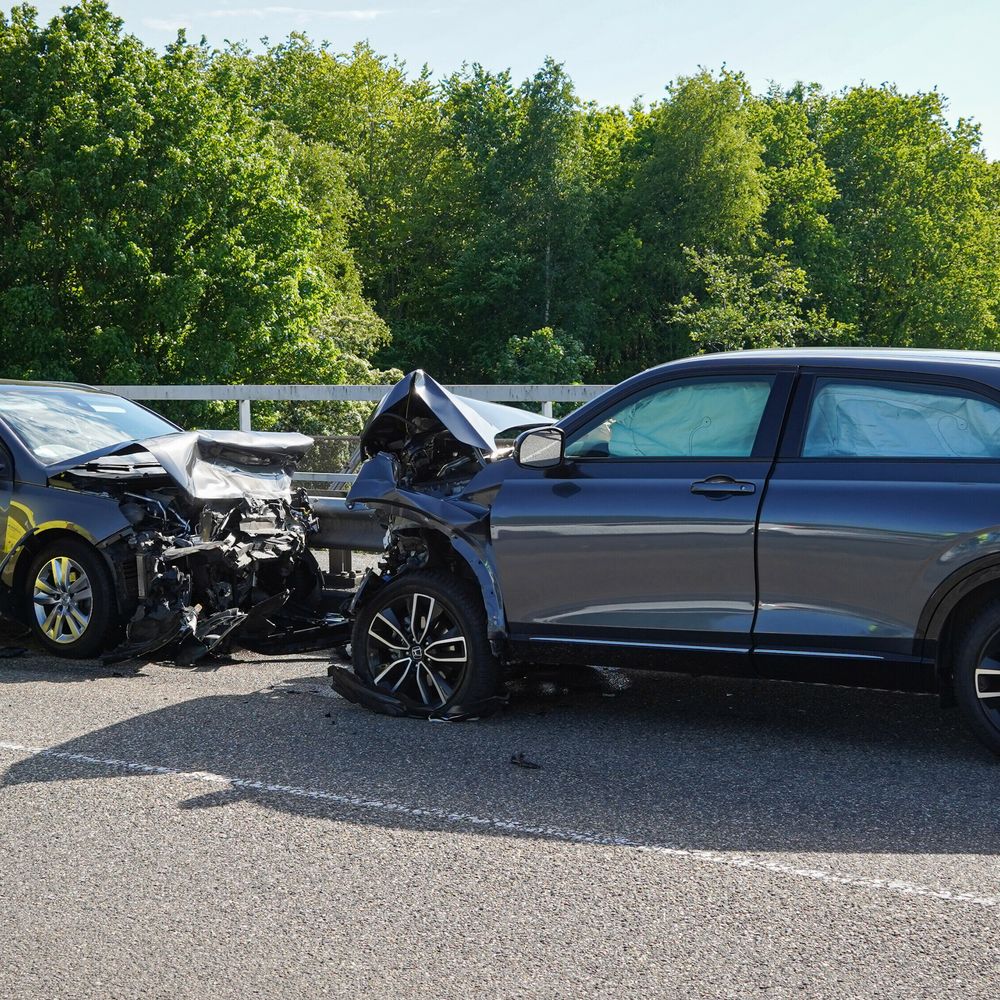 Auto's botsen frontaal op Europaweg-Noord in Assen - RTV Drenthe
