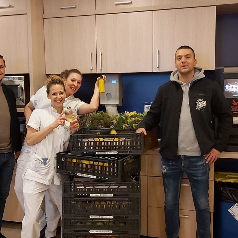 Wesley Verhoek en zijn neef doneren fruit aan het HagaZiekenhuis ...