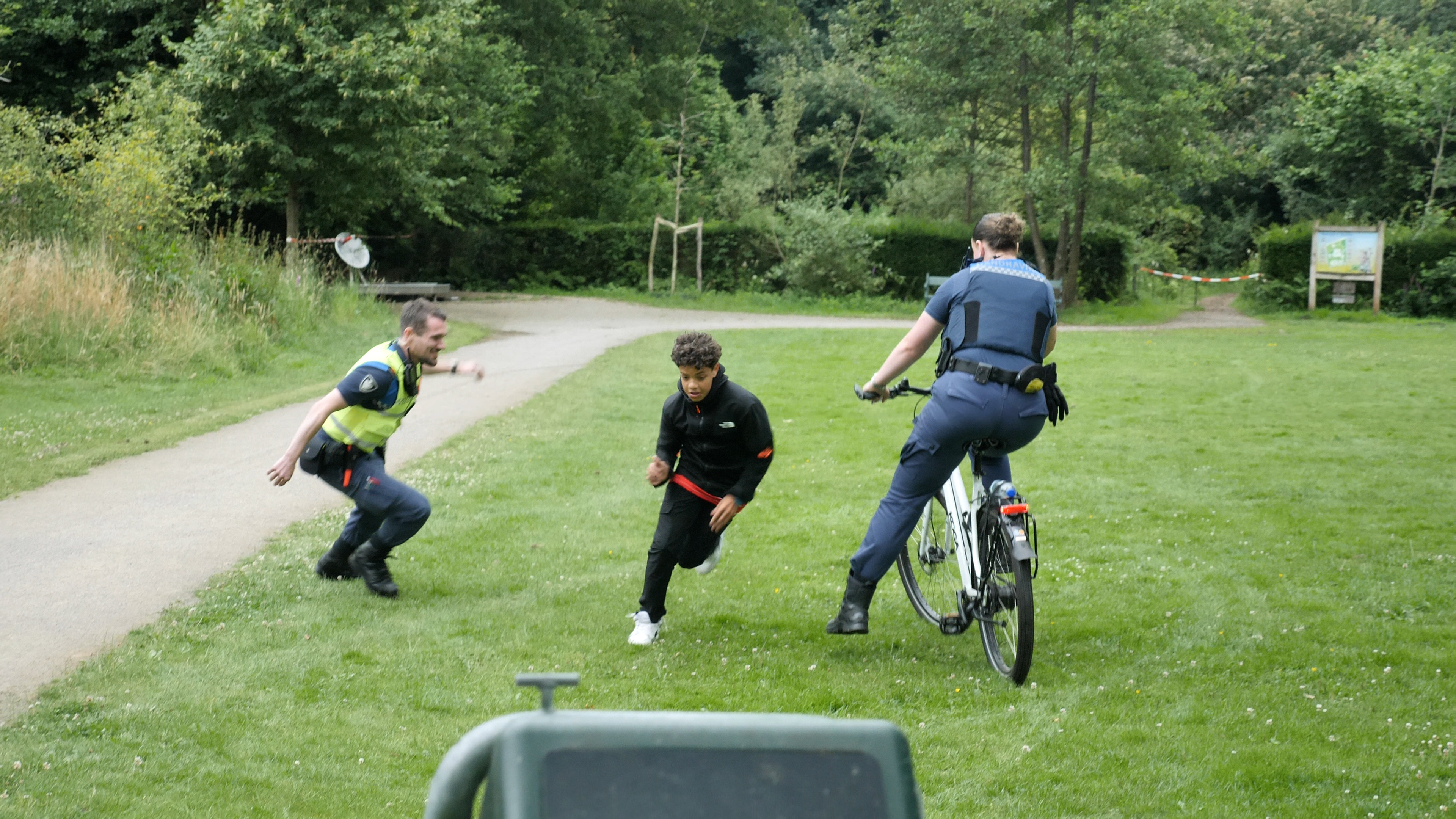 Enschedese jongeren op de vlucht voor politie: "Ze rennen als ze een ...