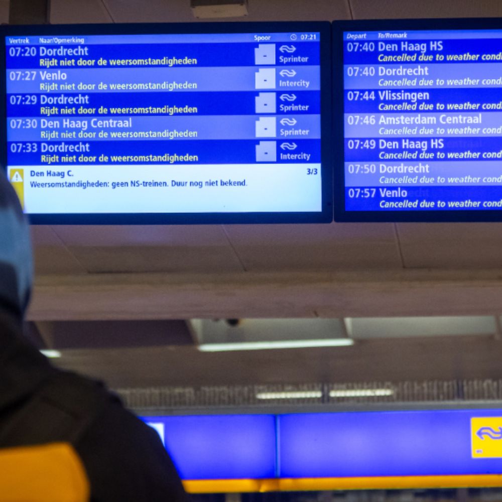 Openbaar vervoer start langzaam weer op: bussen rijden uit de remise en ...