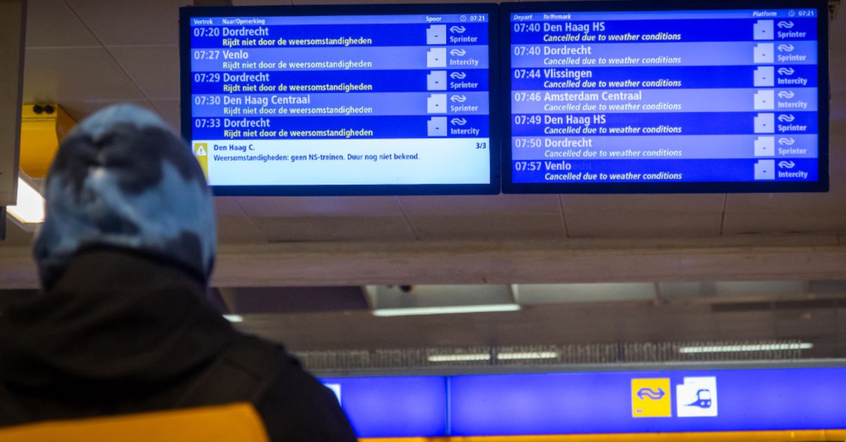 Openbaar vervoer start langzaam weer op: bussen rijden uit de remise en ...