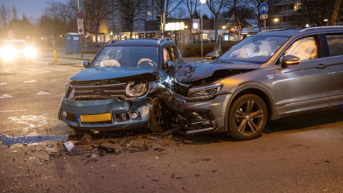 Brokstukken en deuken na botsing tussen auto's | Schade na explosie bij ...