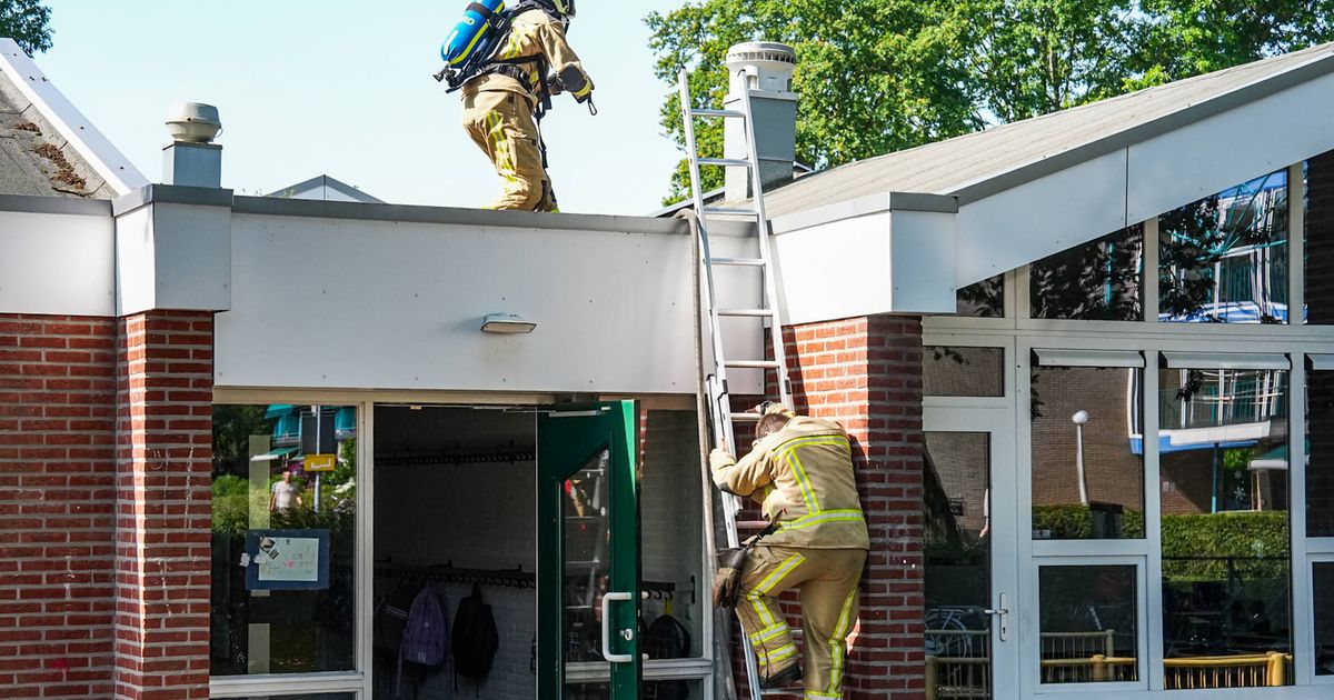 Brand in dak van school in Klazienaveen, leerlingen ondergebracht in ...