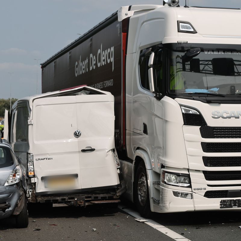 Vrachtwagen, bestelbus en auto botsen: flinke file op A4 - Omroep West