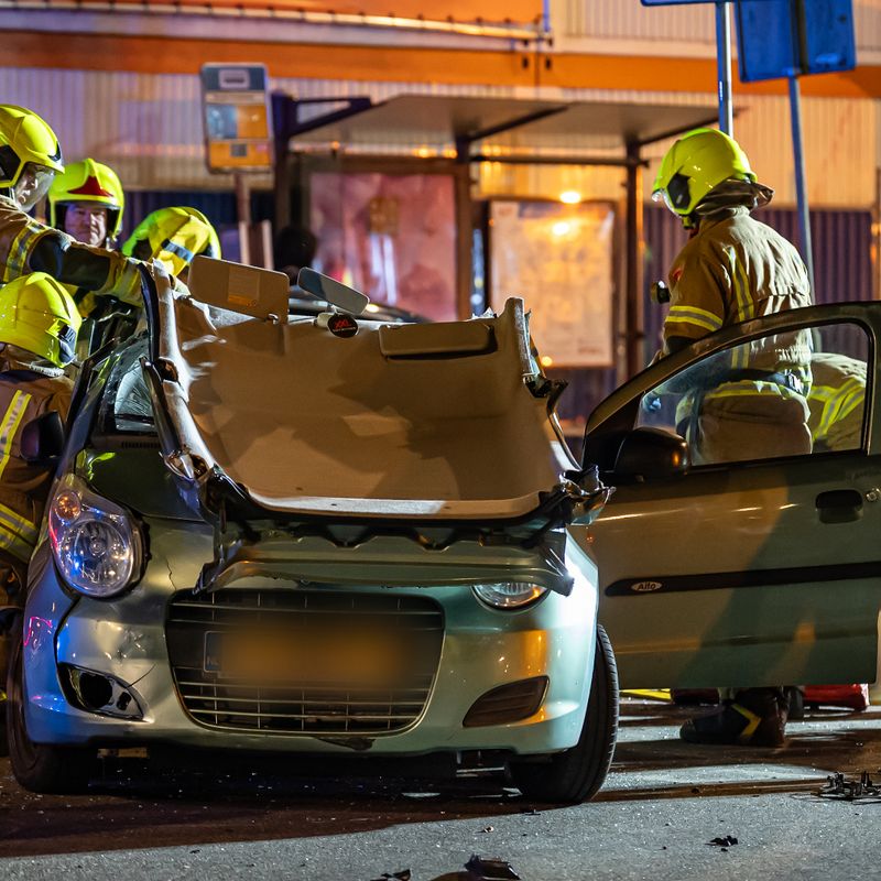 Brandweer knipt auto kapot en bevrijdt inzittenden na ongeluk - Rijnmond