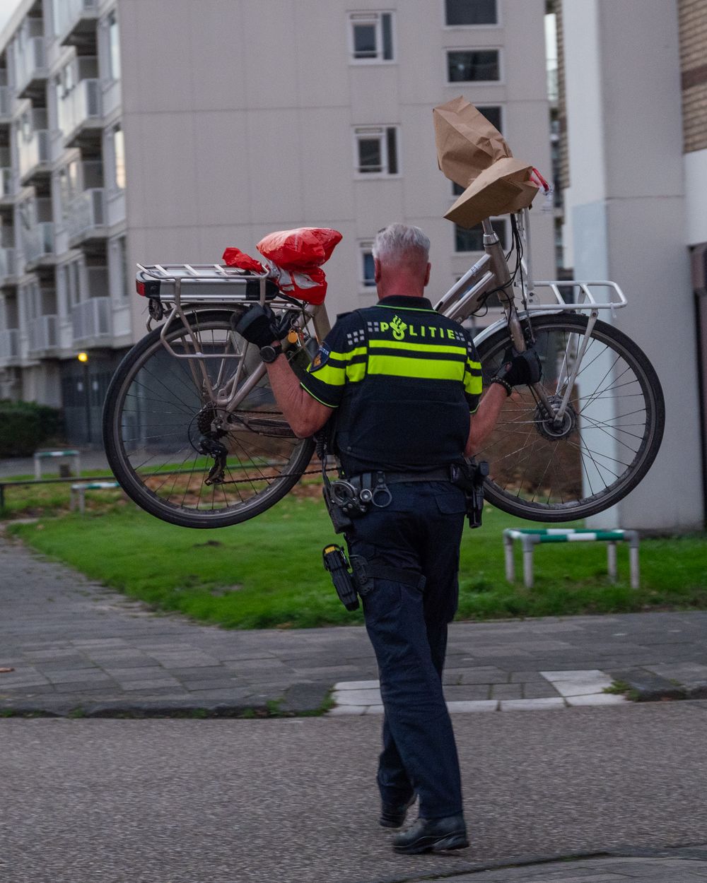 Man dreigt met vuurwapen en steelt fiets - Rijnmond