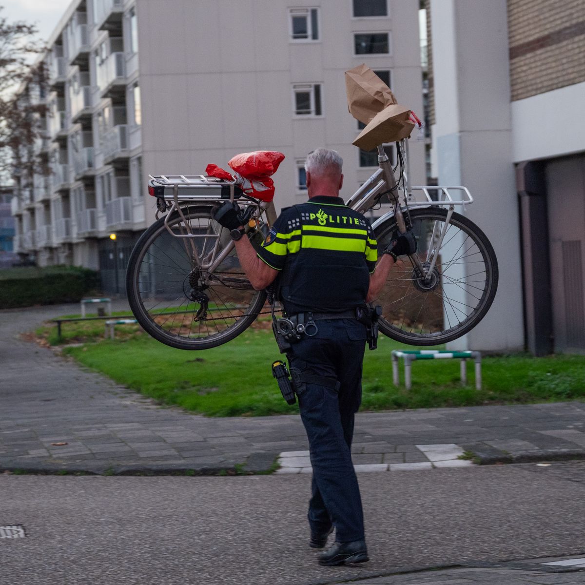 Man dreigt met vuurwapen en steelt fiets | Persoon gewond na steekpartij in flat - Rijnmond