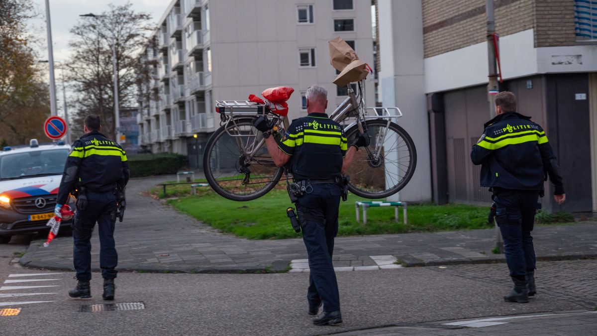Man dreigt met vuurwapen en steelt fiets - Rijnmond
