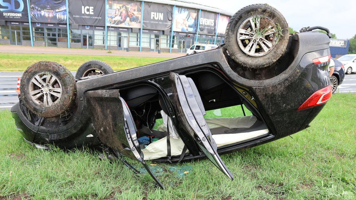 112-nieuws | Auto over de kop na macht over stuur verliezen - Auto crasht op betonnen ...