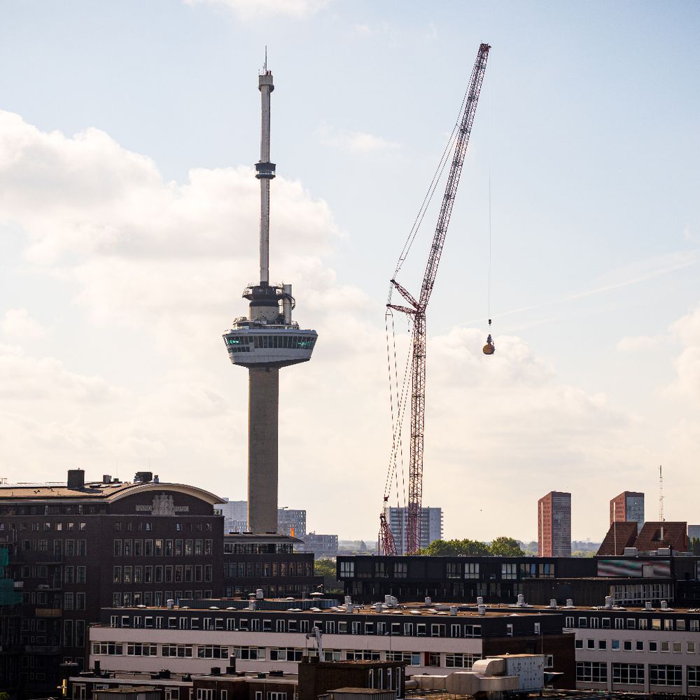 Na twee jaar voorbereiding takelt reusachtige hijskraan loodzware ...
