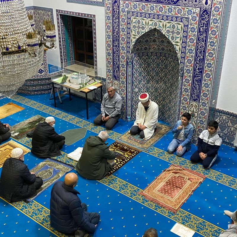 Drukte bij moskee Almelo tijdens viering van geboortedag profeet ...