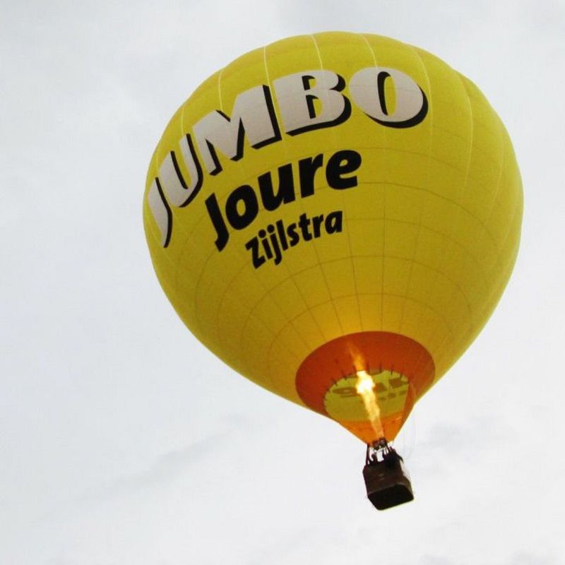 Landing van ballon midden in Akkrum gaat viraal: “Nee, ik was niet ...
