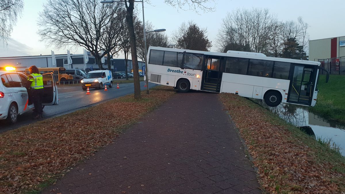 Handrem vergeten: bus rolt bijna de sloot in - RTV Drenthe